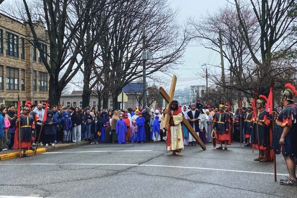 Imágenes y Sonidos: Llevando la cruz a las calles de Belleville ...